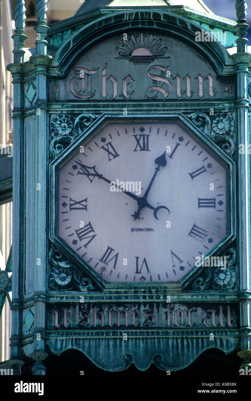 PUBLIC CLOCK SUN NEWSPAPER BUILDING MANHATTAN NEW YORK CITY USA Stock ...