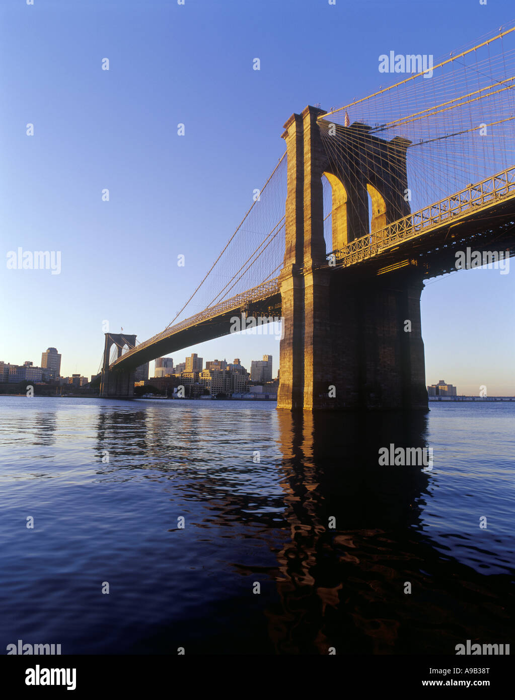 Diminishing perspective brooklyn bridge hi-res stock photography and ...