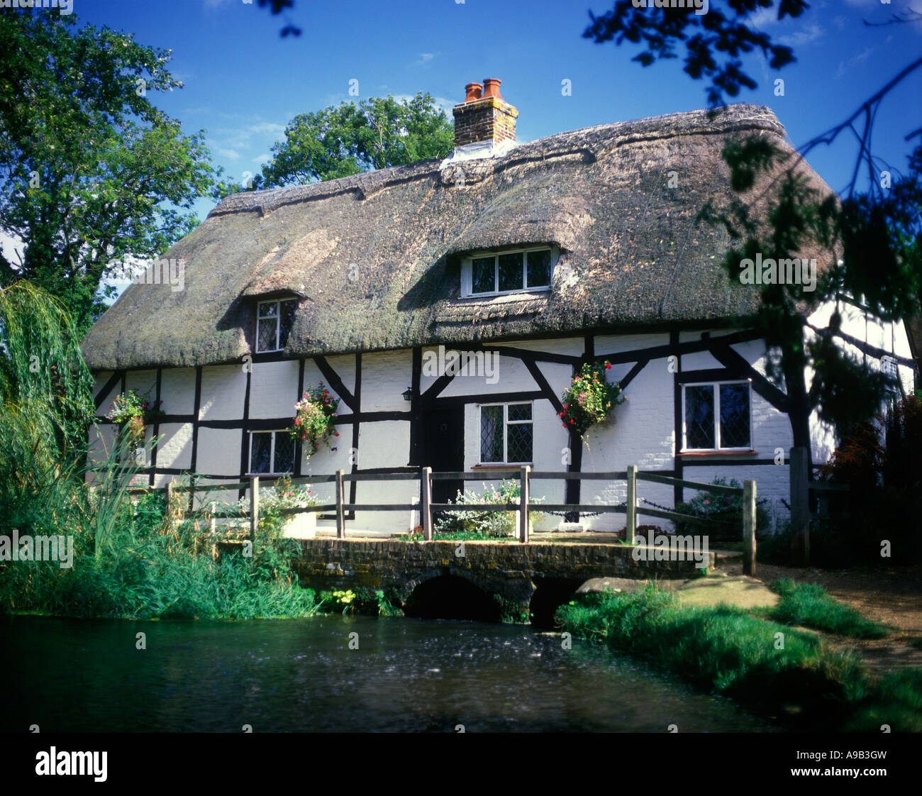 FULLING MILL COTTAGE ARLE RIVER NEW ARLESFORD VILLAGE HAMPSHIRE ENGLAND ...
