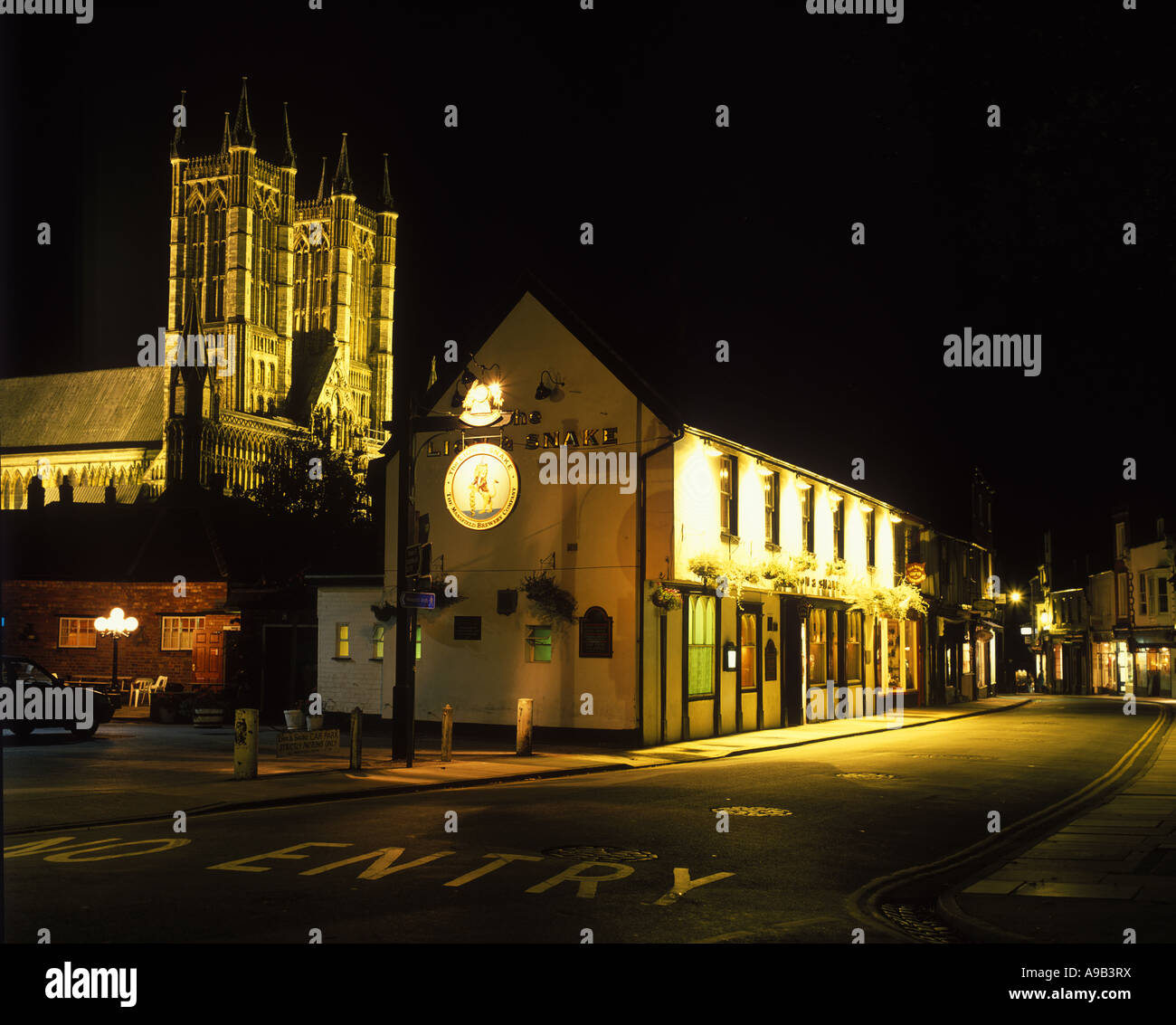 THE LION & SNAKE 15TH CENTURY PUB BAILGATE LINCOLN CATHEDRAL ...