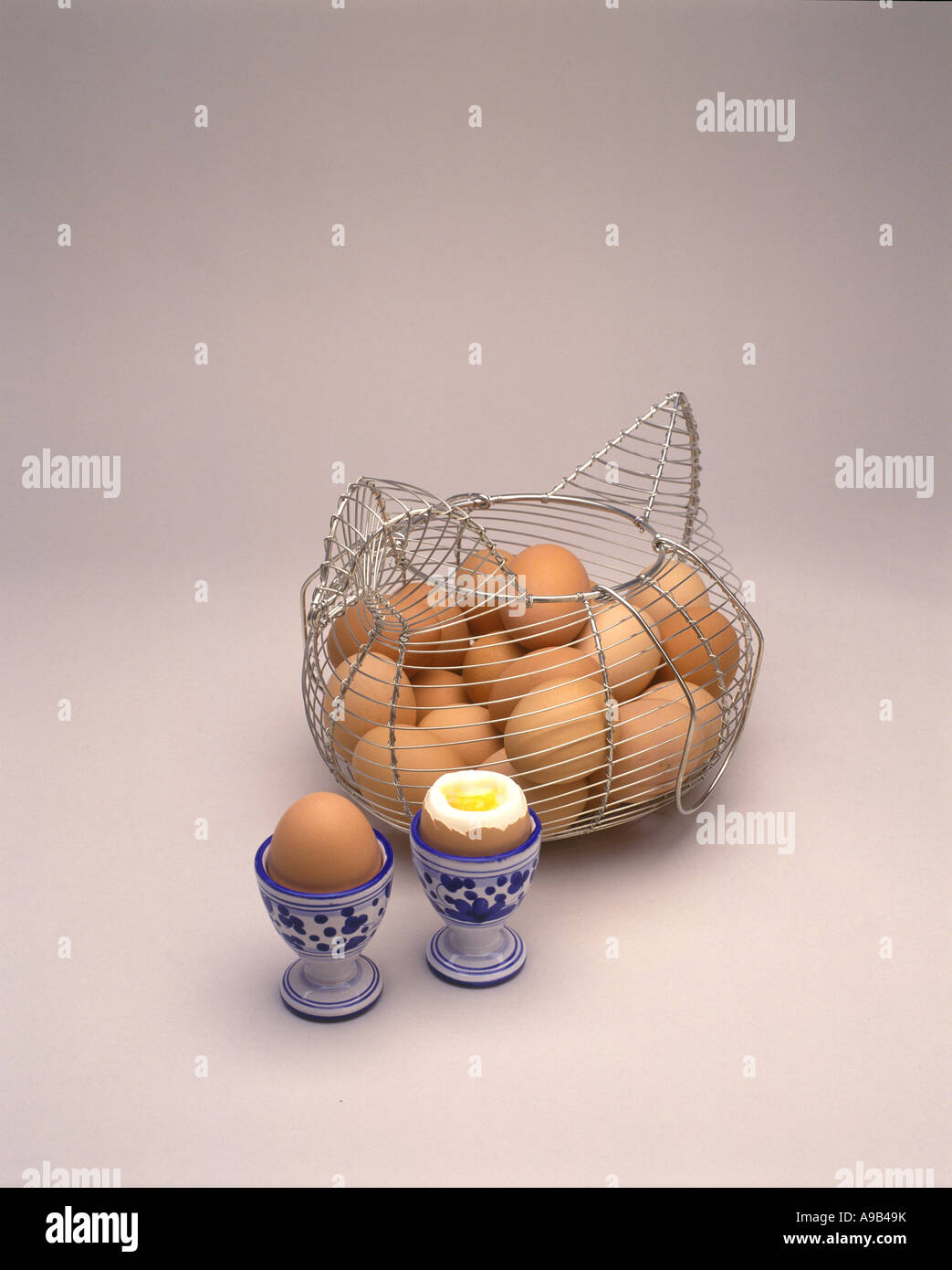 Wire egg cups hi-res stock photography and images - Alamy
