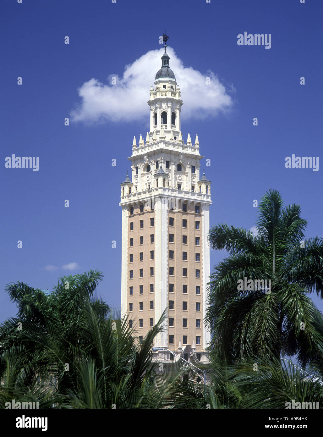FREEDOM TOWER CUBAN IMMIGRATION MEMORIAL MIAMI FLORIDA USA Stock Photo ...