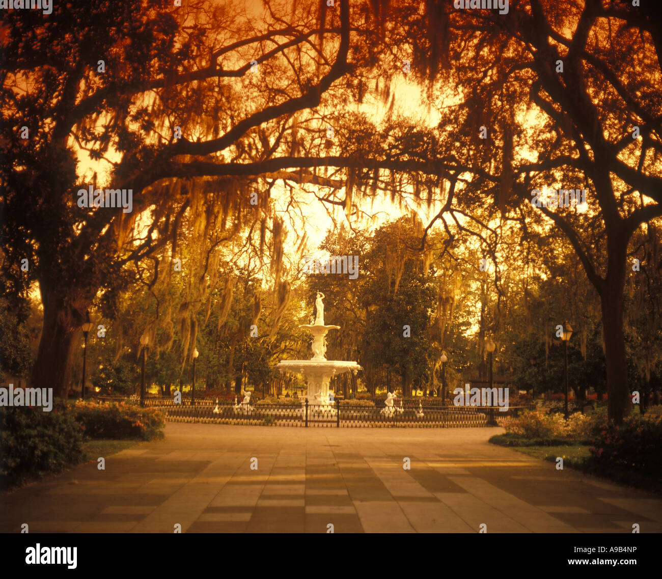 FOUNTAIN FORSYTH PARK HISTORIC DISTRICT SAVANNAH GEORGIA USA Stock Photo - Alamy