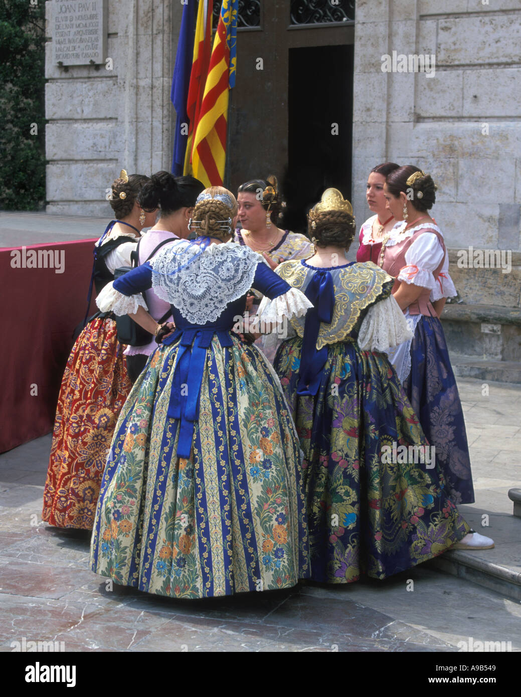 Spain Valencia Plaza del Virgen Traditional Dancers Stock Photo - Alamy
