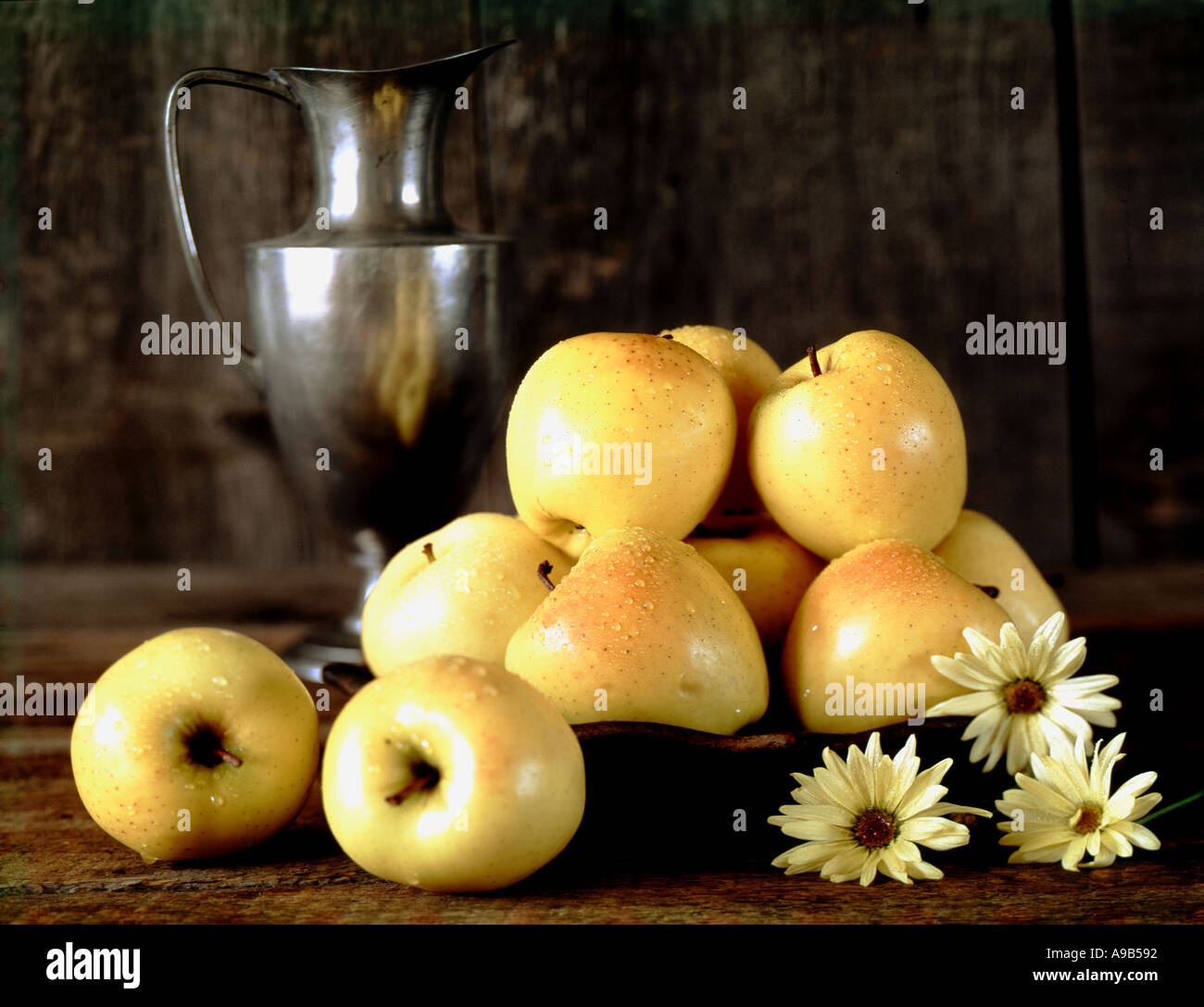 Vase with apples hi-res stock photography and images - Alamy