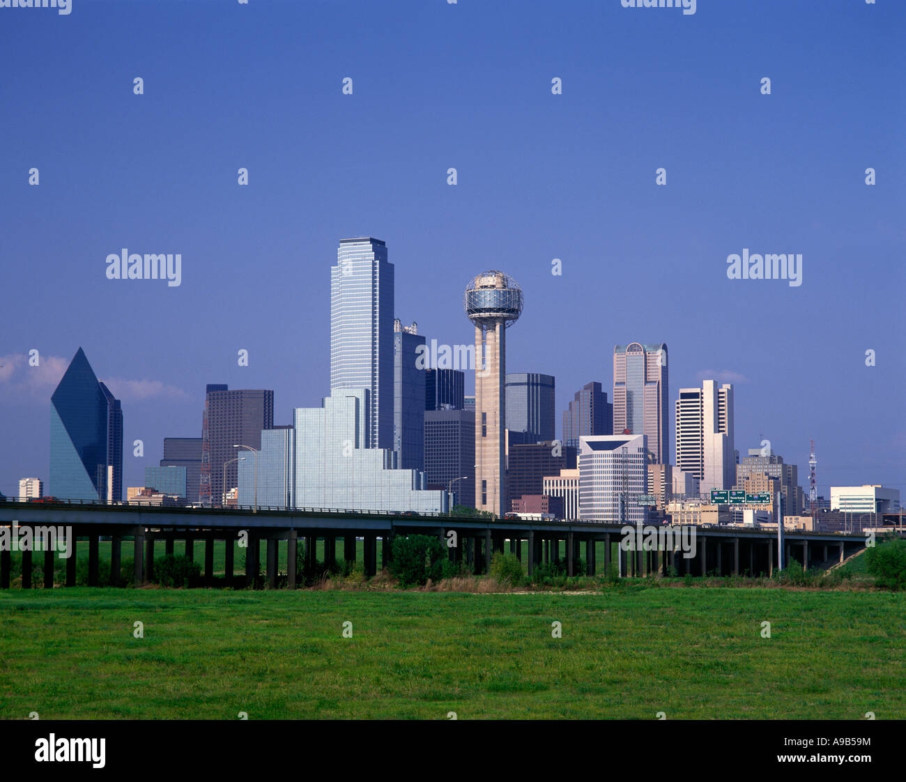 Dallas skyline 90s hi-res stock photography and images - Alamy