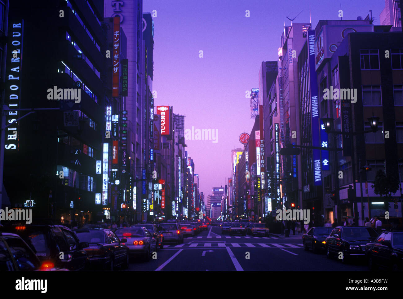 STREET SCENE CHUO DORI AVENUE GINZA TOKYO JAPAN Stock Photo - Alamy