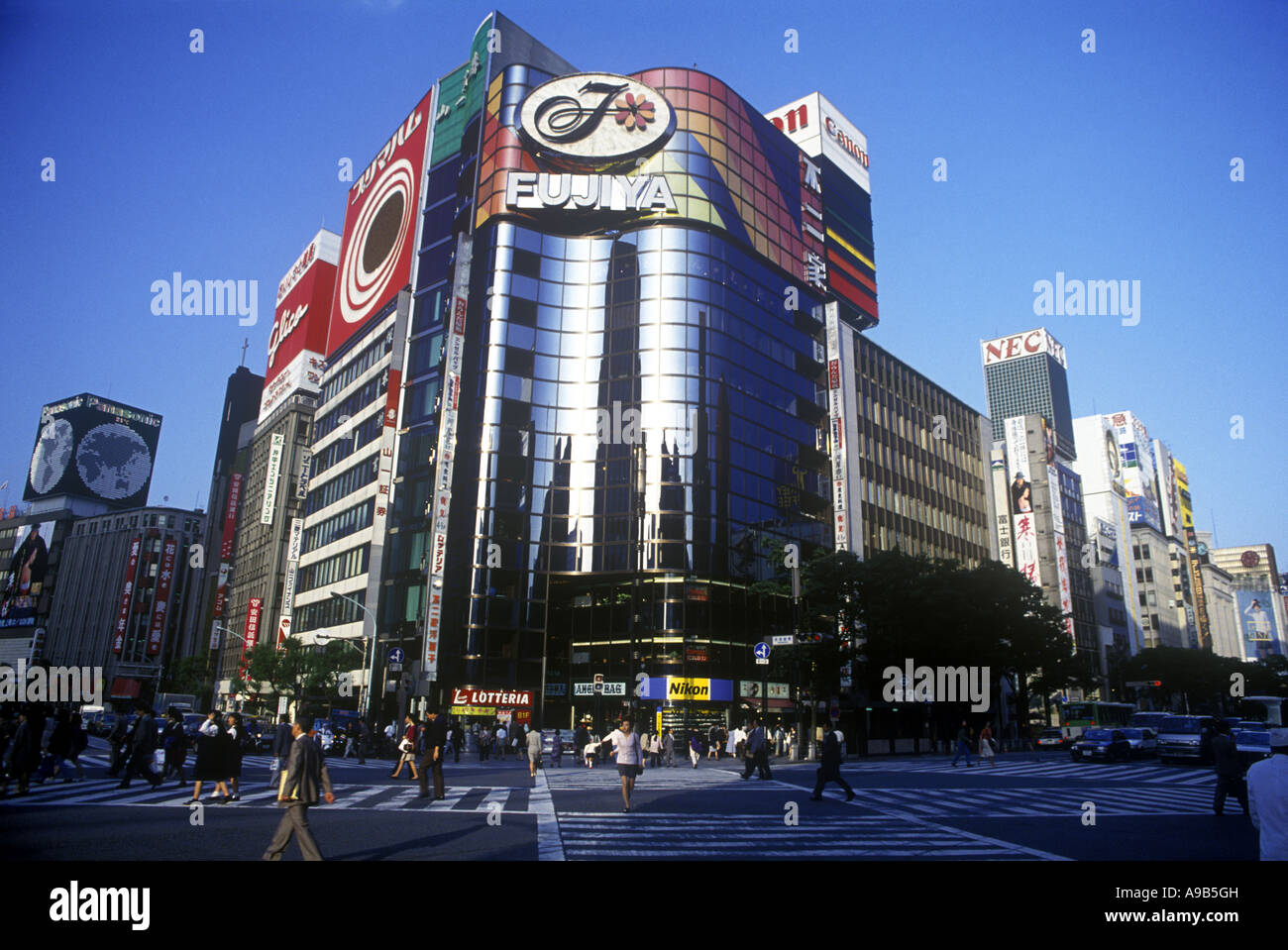 STREET SCENE HARUMI DORI AVENUE GINZA TOKYO JAPAN Stock Photo - Alamy