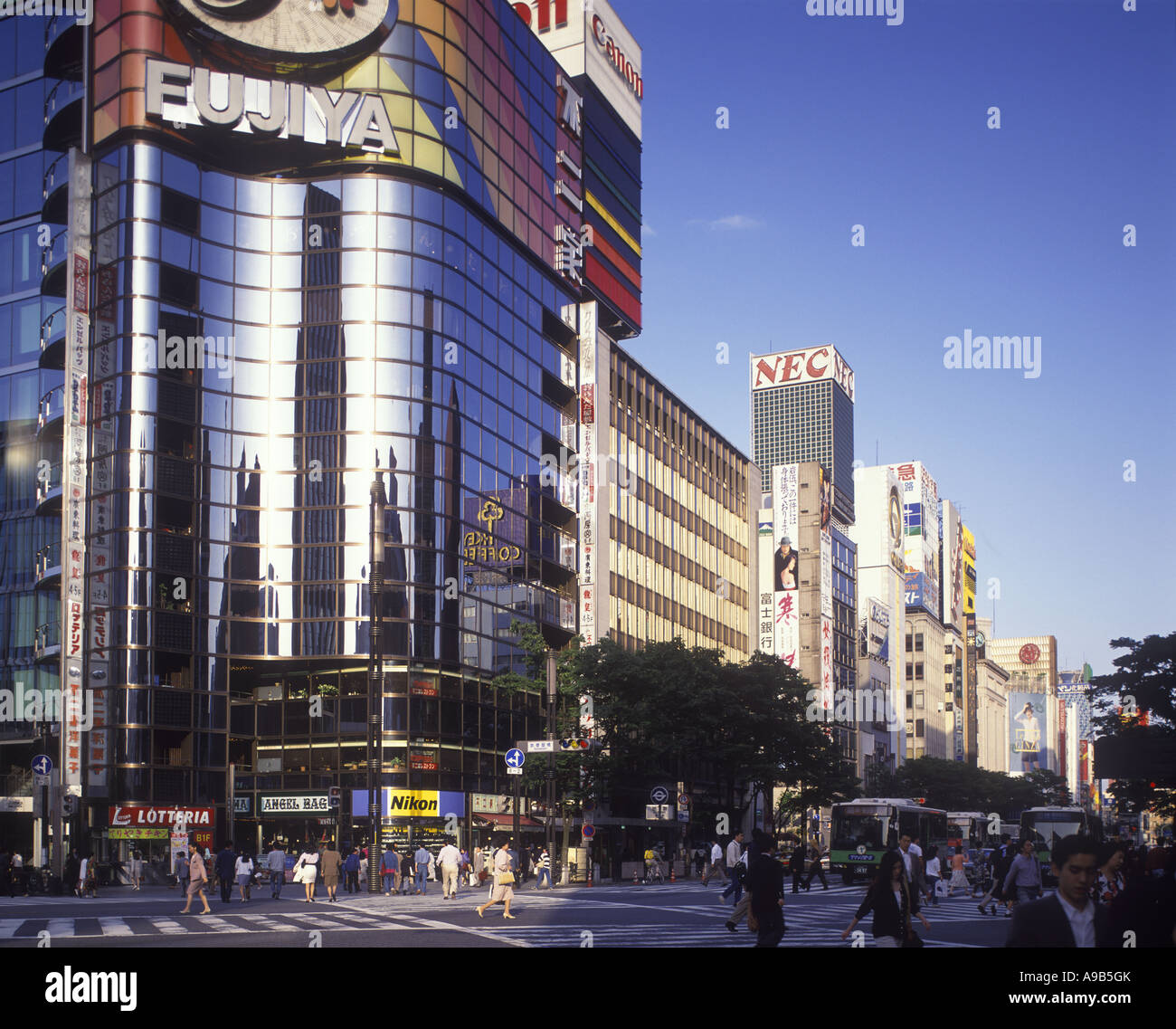 STREET SCENE HARUMI DORI AVENUE GINZA TOKYO JAPAN Stock Photo - Alamy