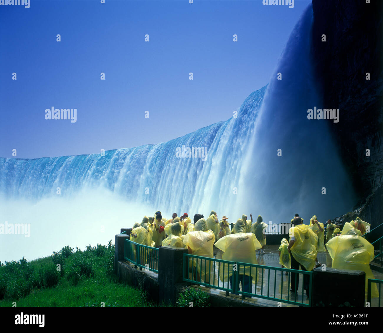 TOURISTS TABLE ROCK VIEWPOINT HORSESHOE WATERFALLS NIAGARA ONTARIO ...