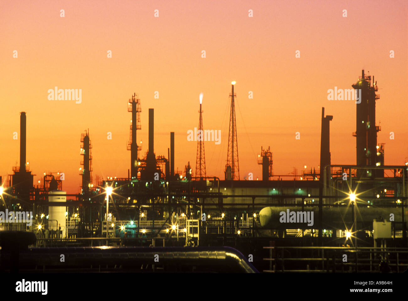 CRACKING TOWERS AND STORAGE TANKS OIL REFINERY Stock Photo - Alamy