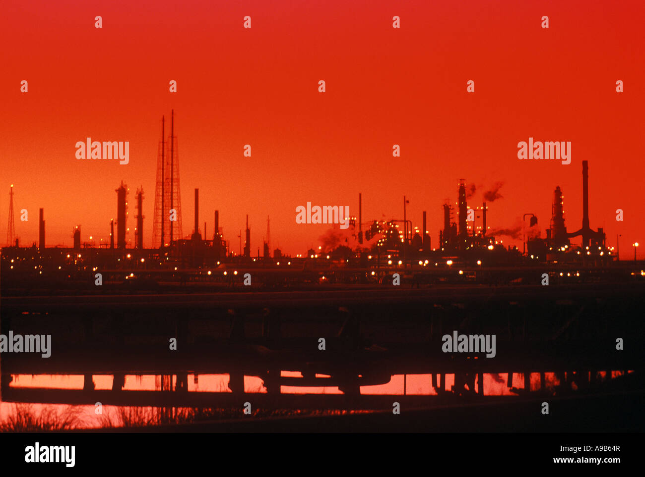 OIL REFINERY CRACKING TOWERS Stock Photo - Alamy