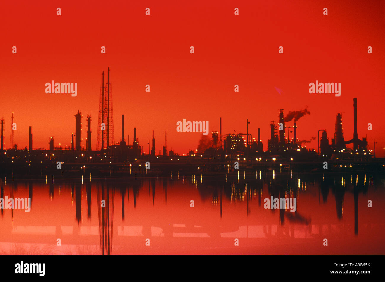 OIL REFINERY CRACKING TOWERS Stock Photo - Alamy