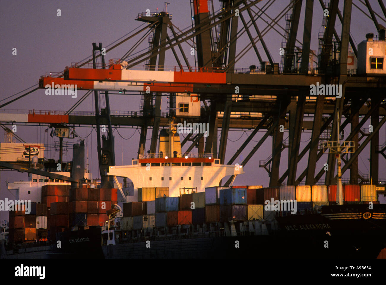 CONTAINER SHIP DOCKSIDE NEWARK PORT NEW JERSEY USA Stock Photo - Alamy