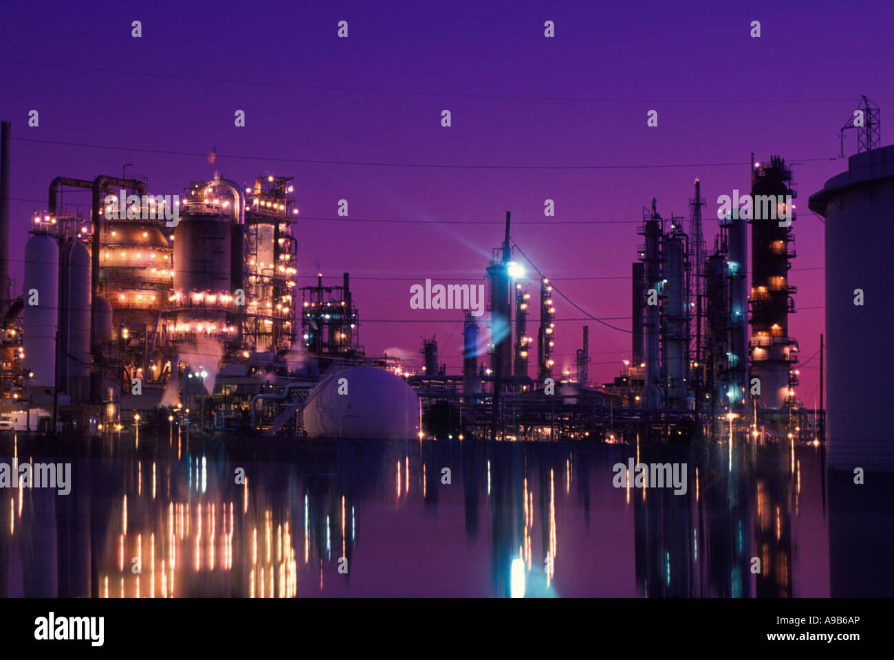CRACKING TOWERS AND STORAGE TANKS OIL REFINERY Stock Photo - Alamy