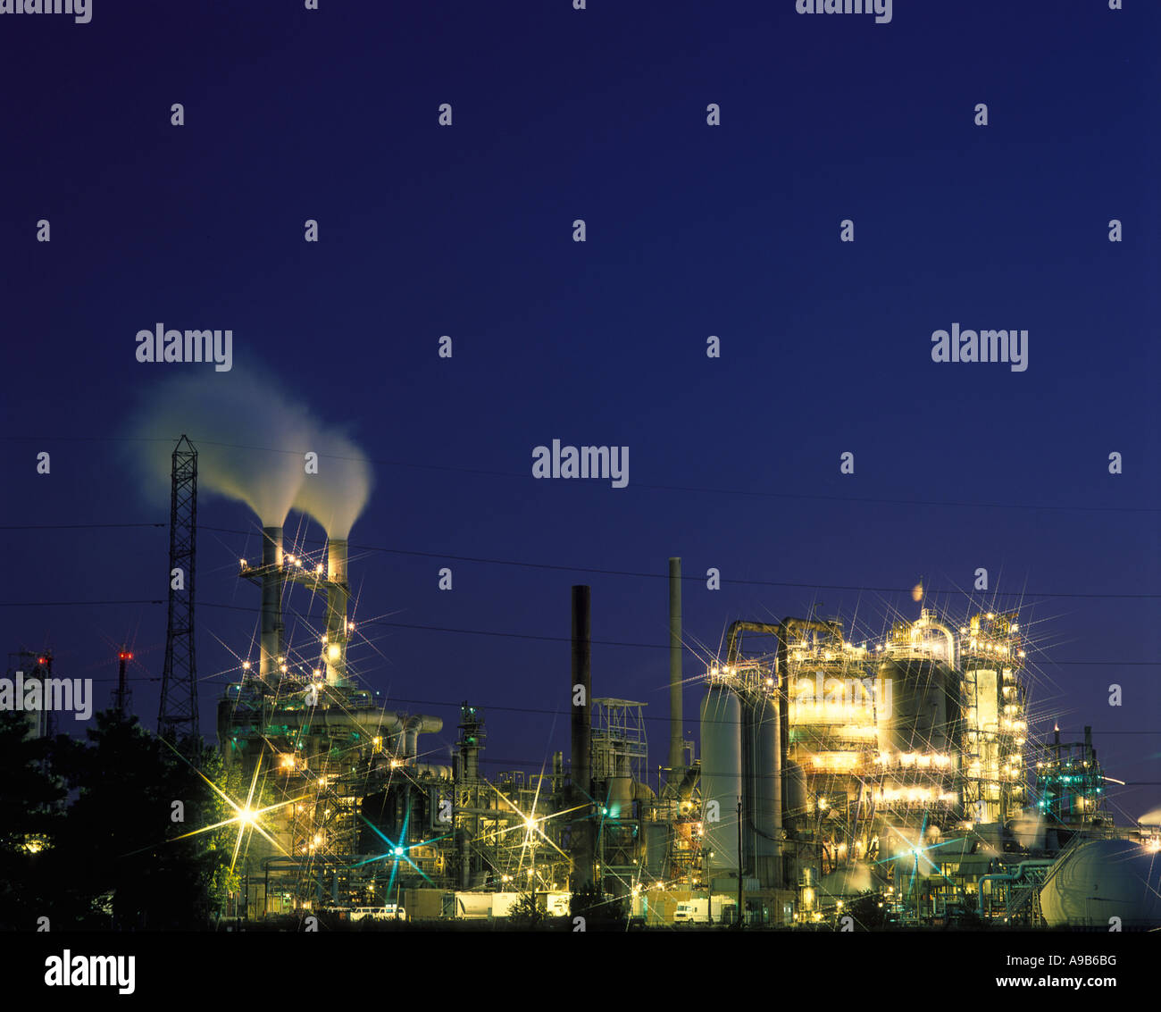 CRACKING TOWERS AND STORAGE TANKS OIL REFINERY Stock Photo - Alamy