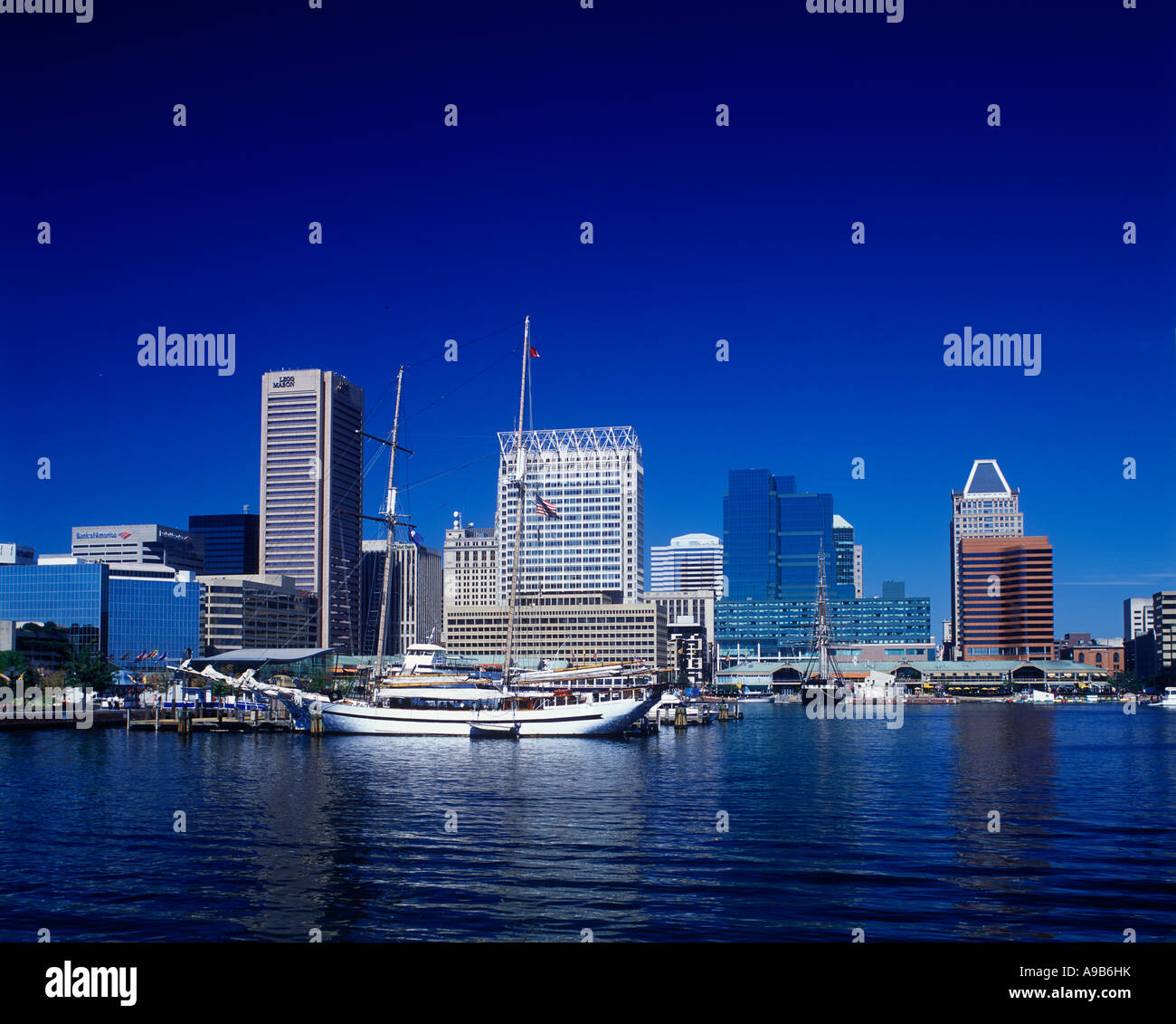 Harbor and skyline hi-res stock photography and images - Alamy