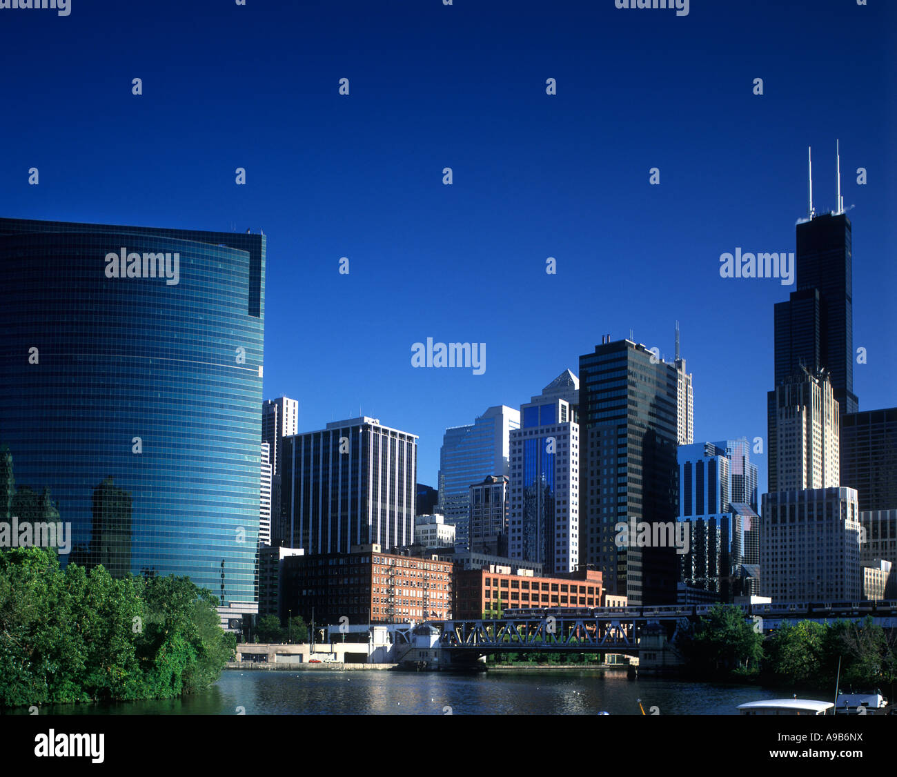 THE LOOP DOWNTOWN SKYLINE CHICAGO ILLINOIS USA Stock Photo - Alamy