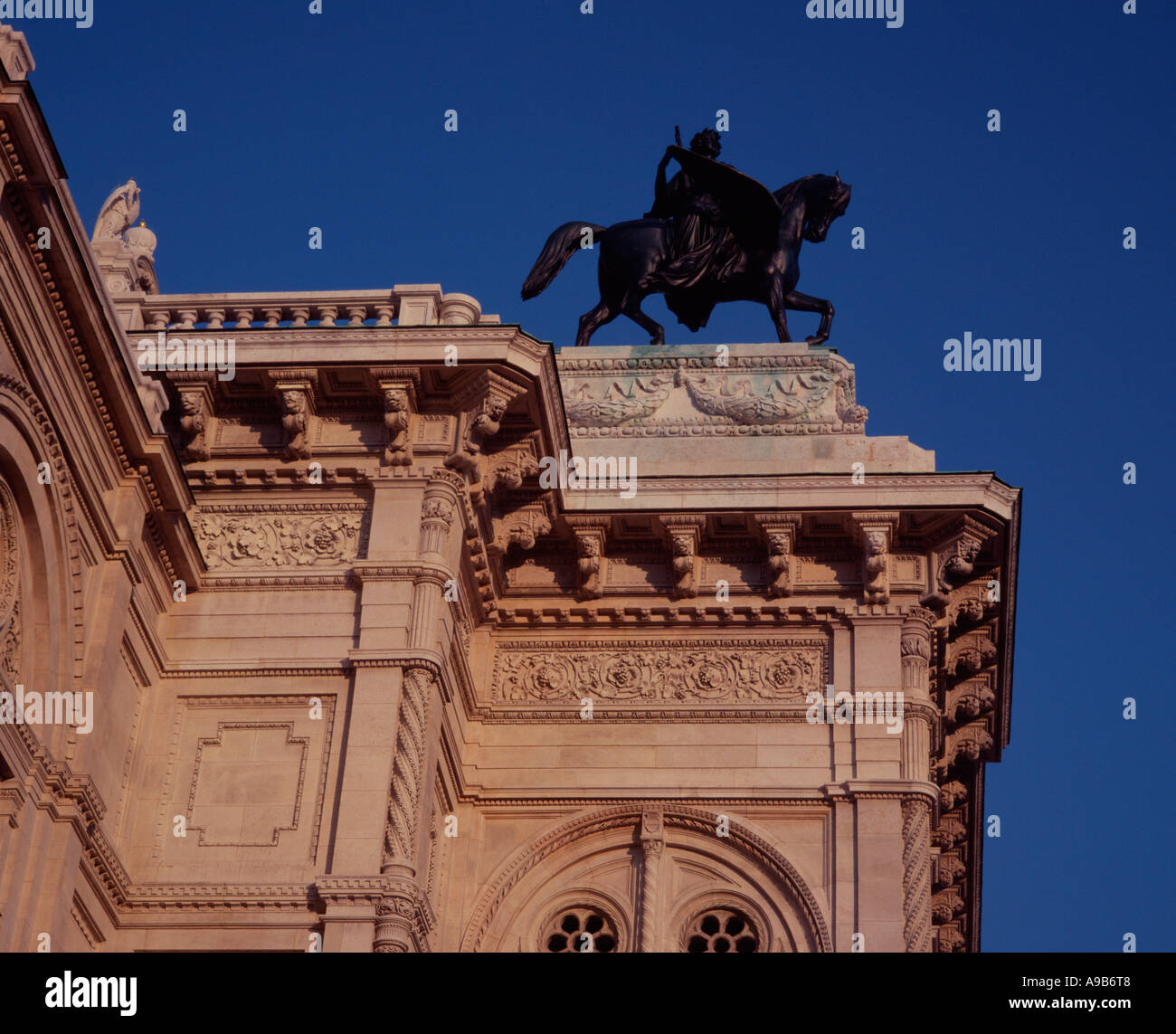 Vienna opera house detail sculpture hi-res stock photography and images ...