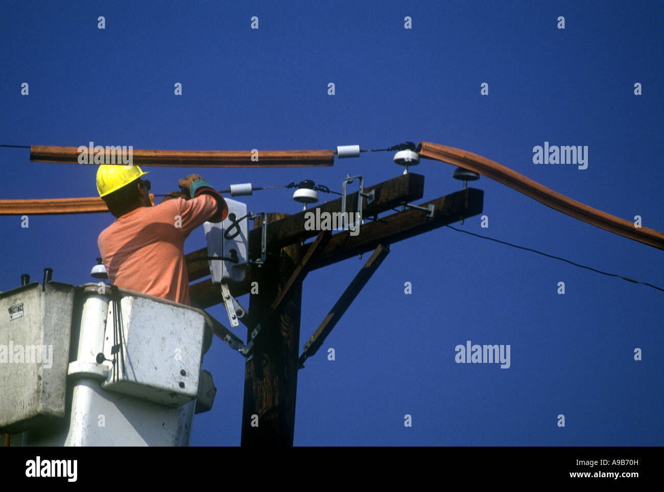 ELECTRIC POWER WORKER REPAIRING POWER LINES Stock Photo - Alamy