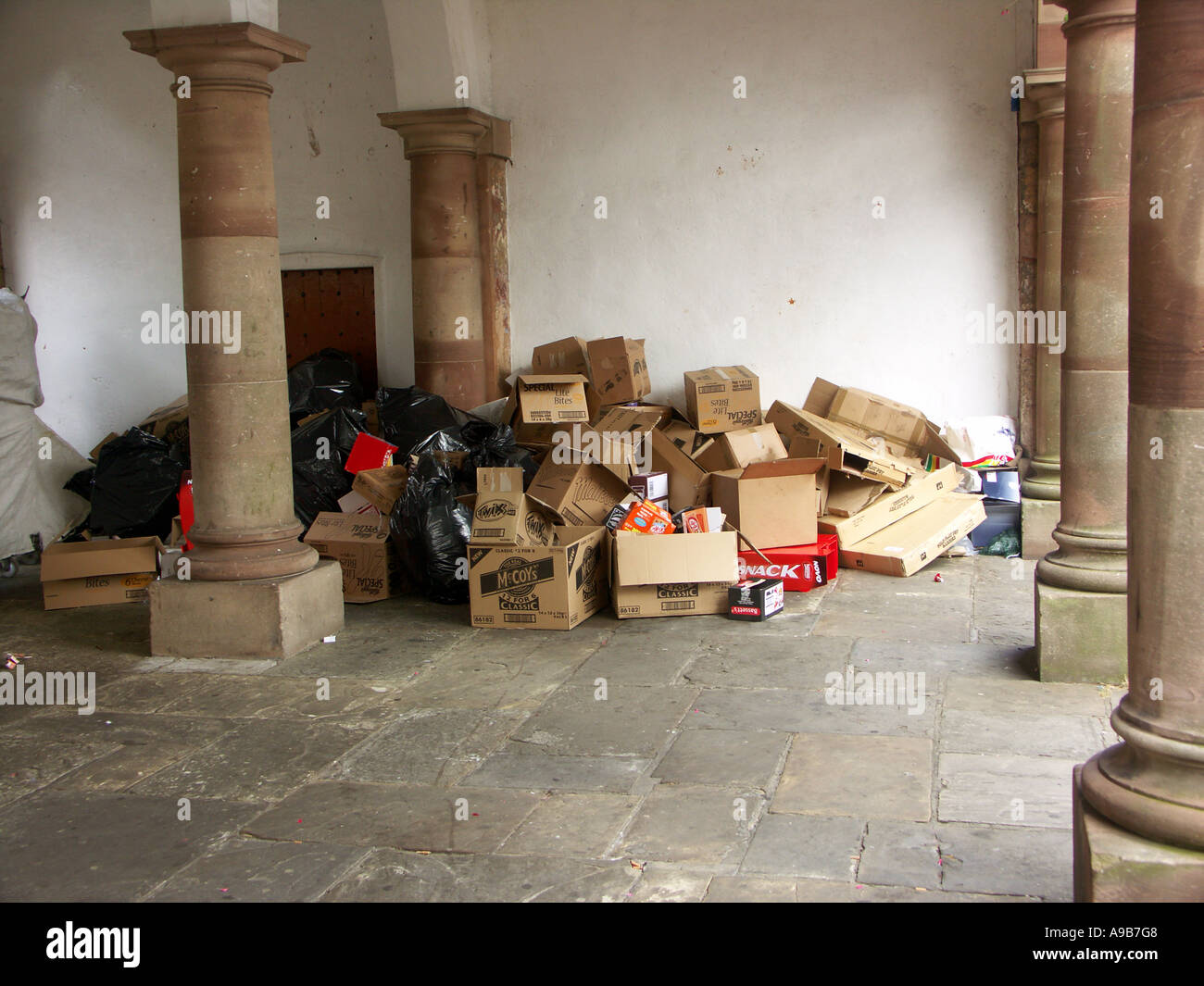 Cardboard boxes Market Day Tamworth Stock Photo - Alamy