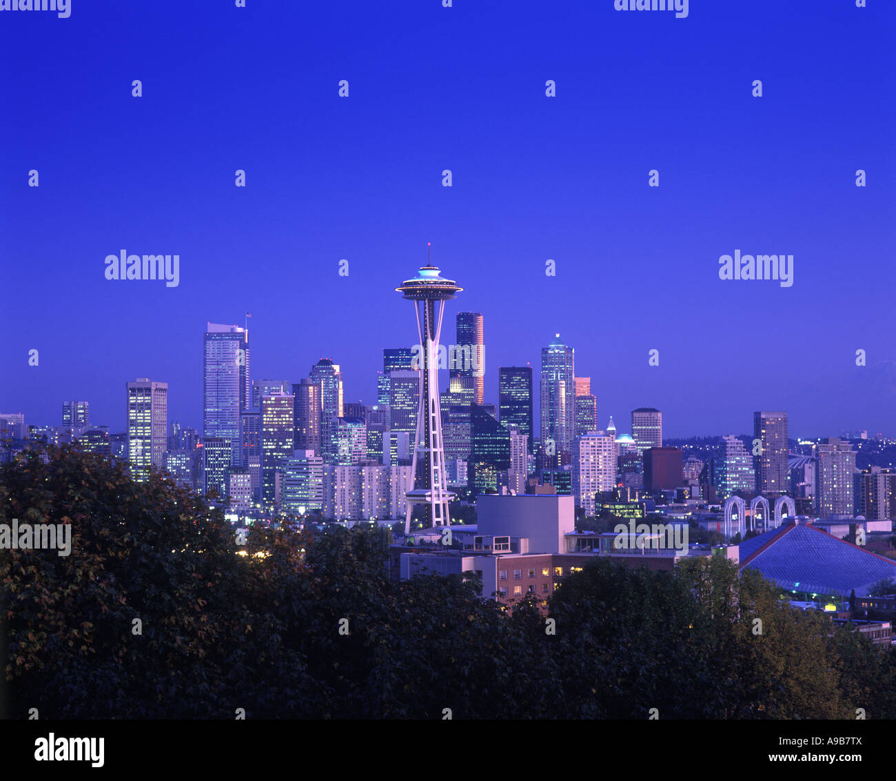 DOWNTOWN SKYLINE SPACE NEEDLE SEATTLE WASHINGTON STATE USA Stock Photo ...