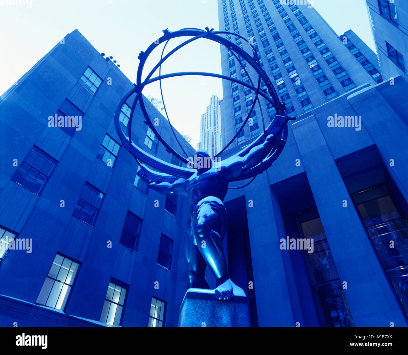 ATLAS STATUE (©LEE LAWRIE 1937) ROCKEFELLER CENTER (©RAYMOND HOOD 1939 ...