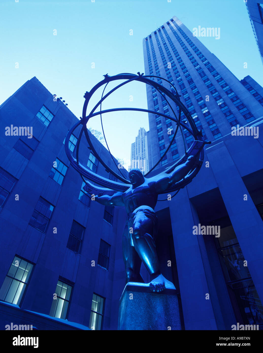 ATLAS STATUE (©LEE LAWRIE 1937) ROCKEFELLER CENTER (©RAYMOND HOOD 1939 ...