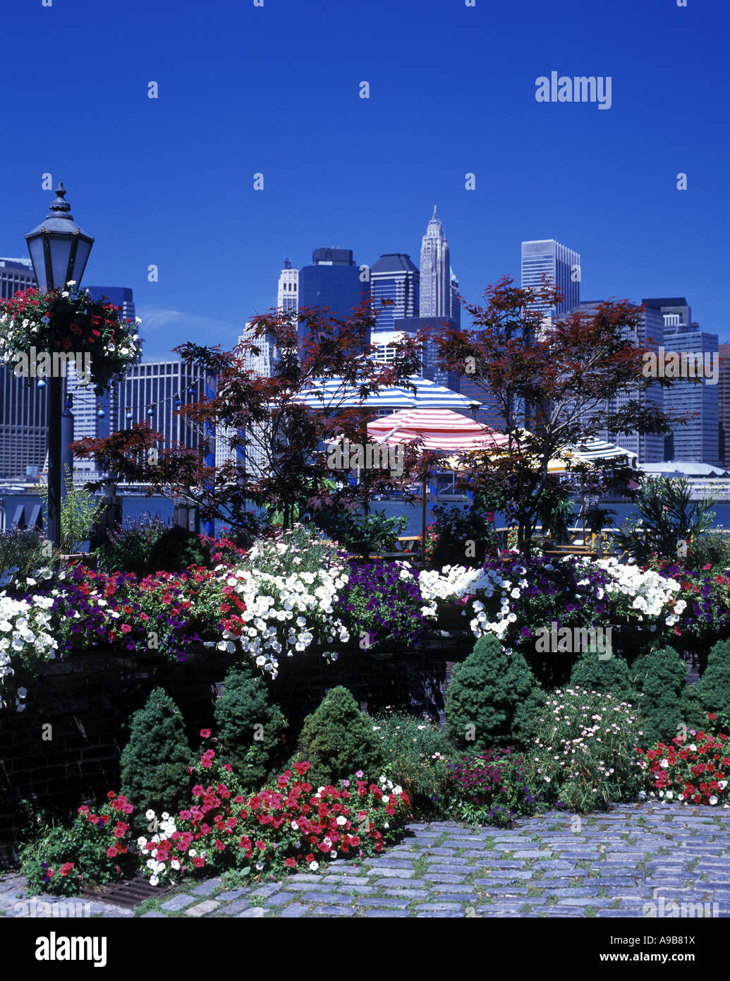 2005 HISTORICAL RIVER CAFE BROOKLYN MANHATTAN SKYLINE NEW YORK CITY USA ...