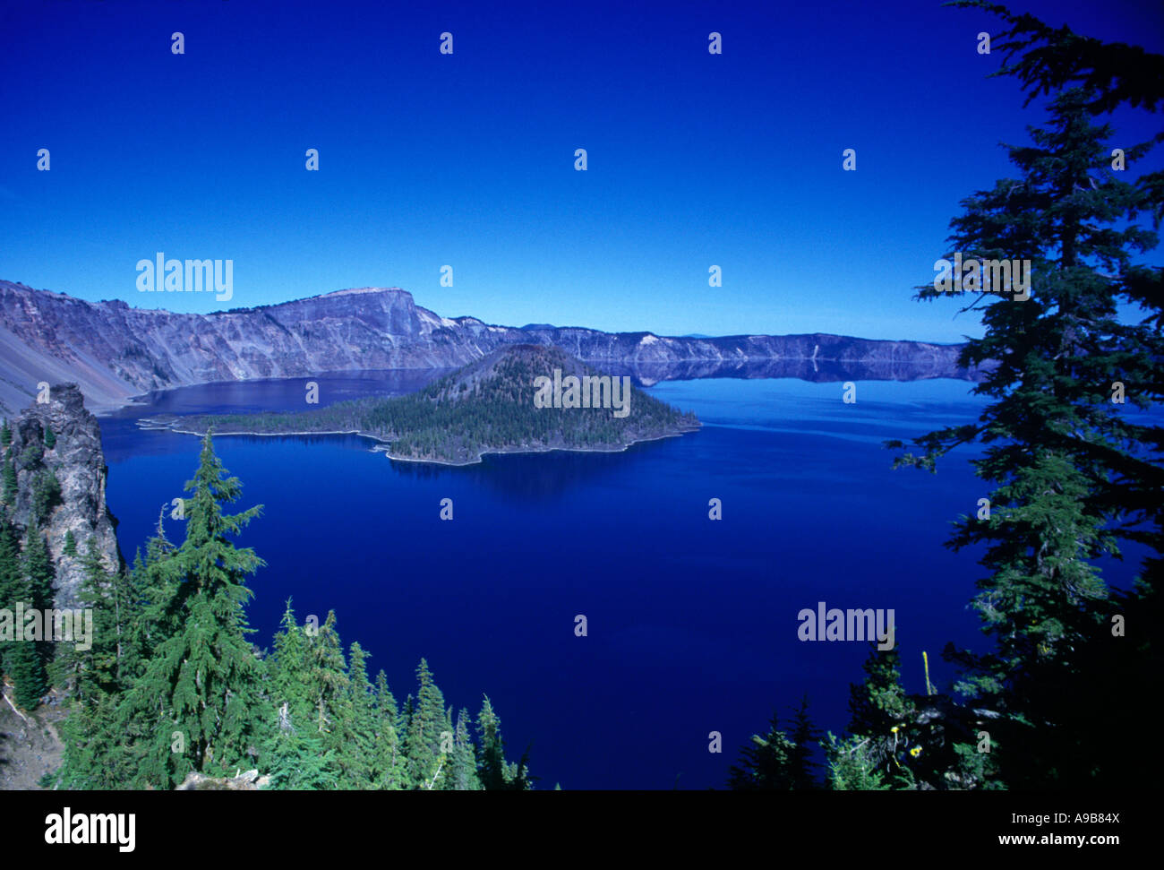 WIZARD ISLAND CRATER LAKE OREGON USA Stock Photo - Alamy