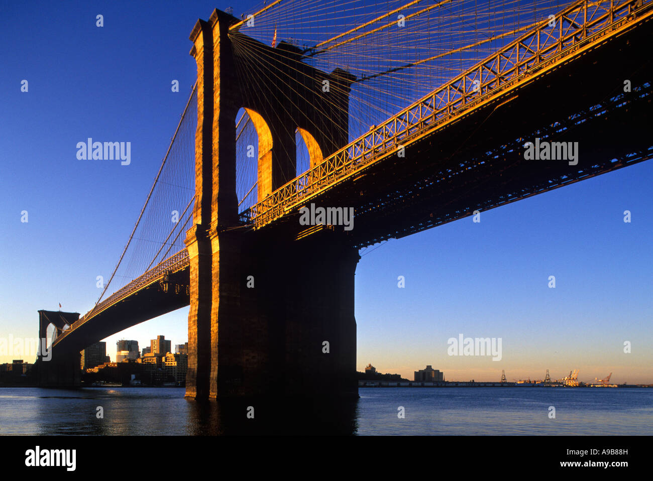 BROOKLYN BRIDGE EAST RIVER BROOKLYN NEW YORK CITY USA Stock Photo - Alamy