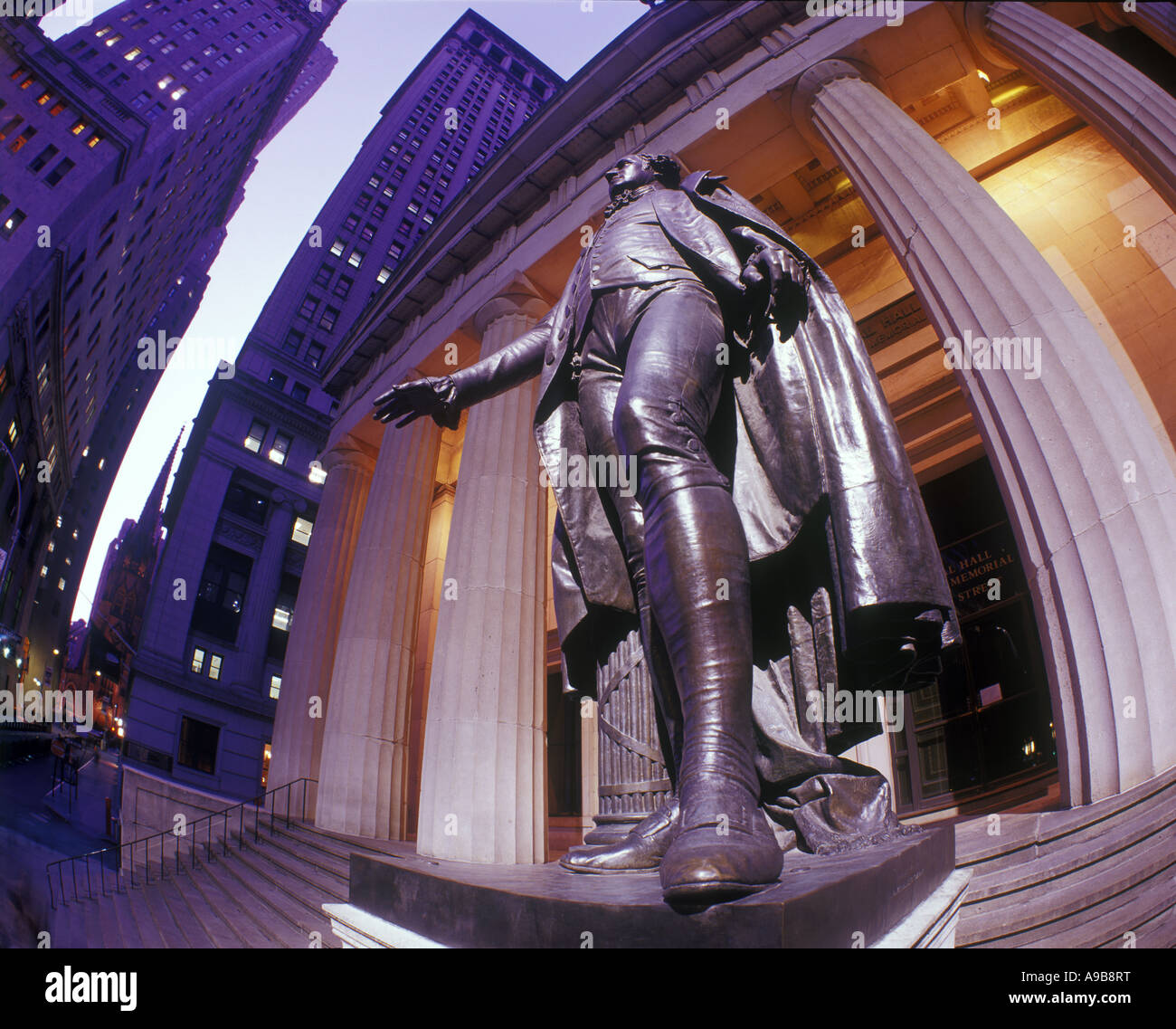 WASHINGTON STATUE WALL STREET FINANCIAL DISTRICT MANHATTAN NEW YORK ...