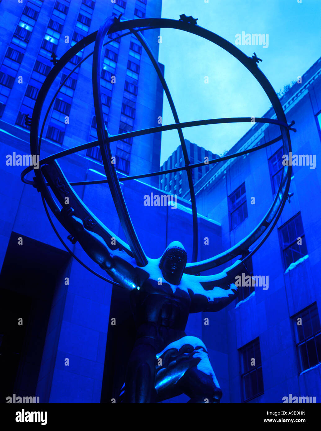 ATLAS STATUE (©LEE LAWRIE 1937) ROCKEFELLER CENTER (©RAYMOND HOOD 1939 ...