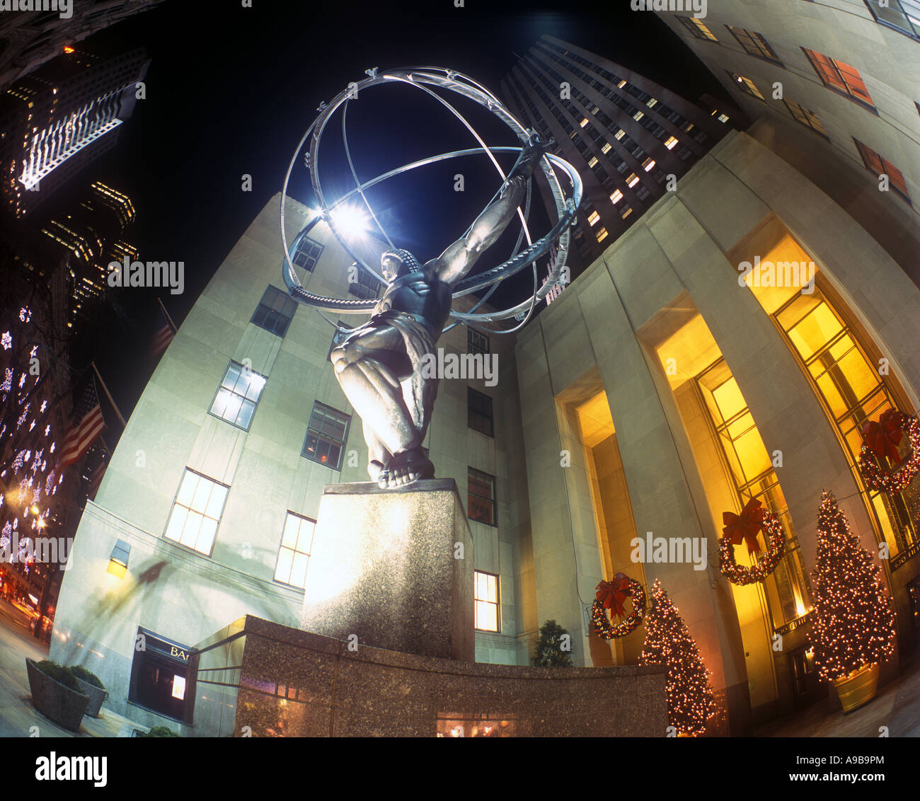 CHRISTMAS LIGHTS ATLAS STATUE (©LEE LAWRIE 1937) ROCKEFELLER CENTER ...