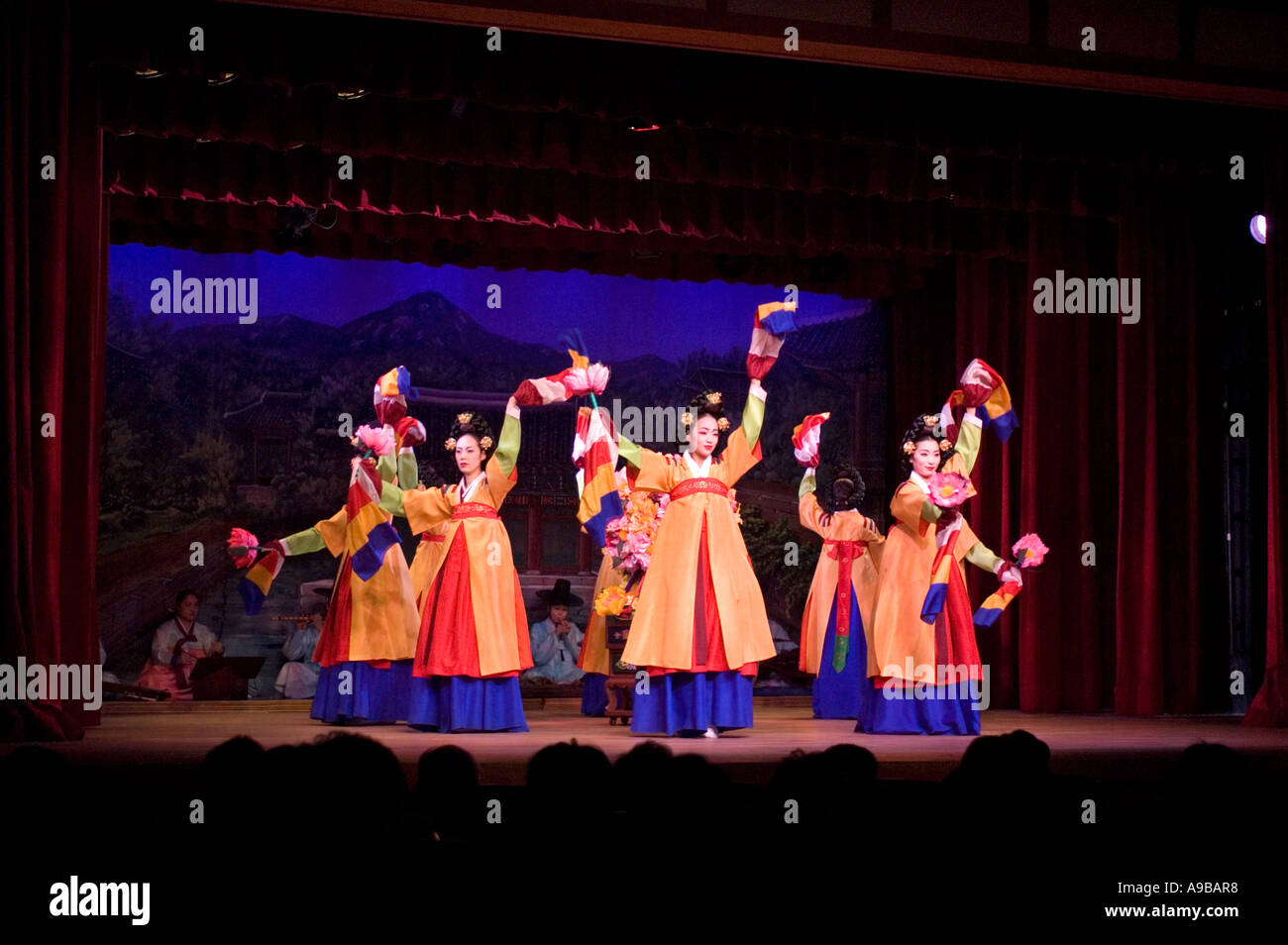 Korean traditional theater hi-res stock photography and images - Alamy
