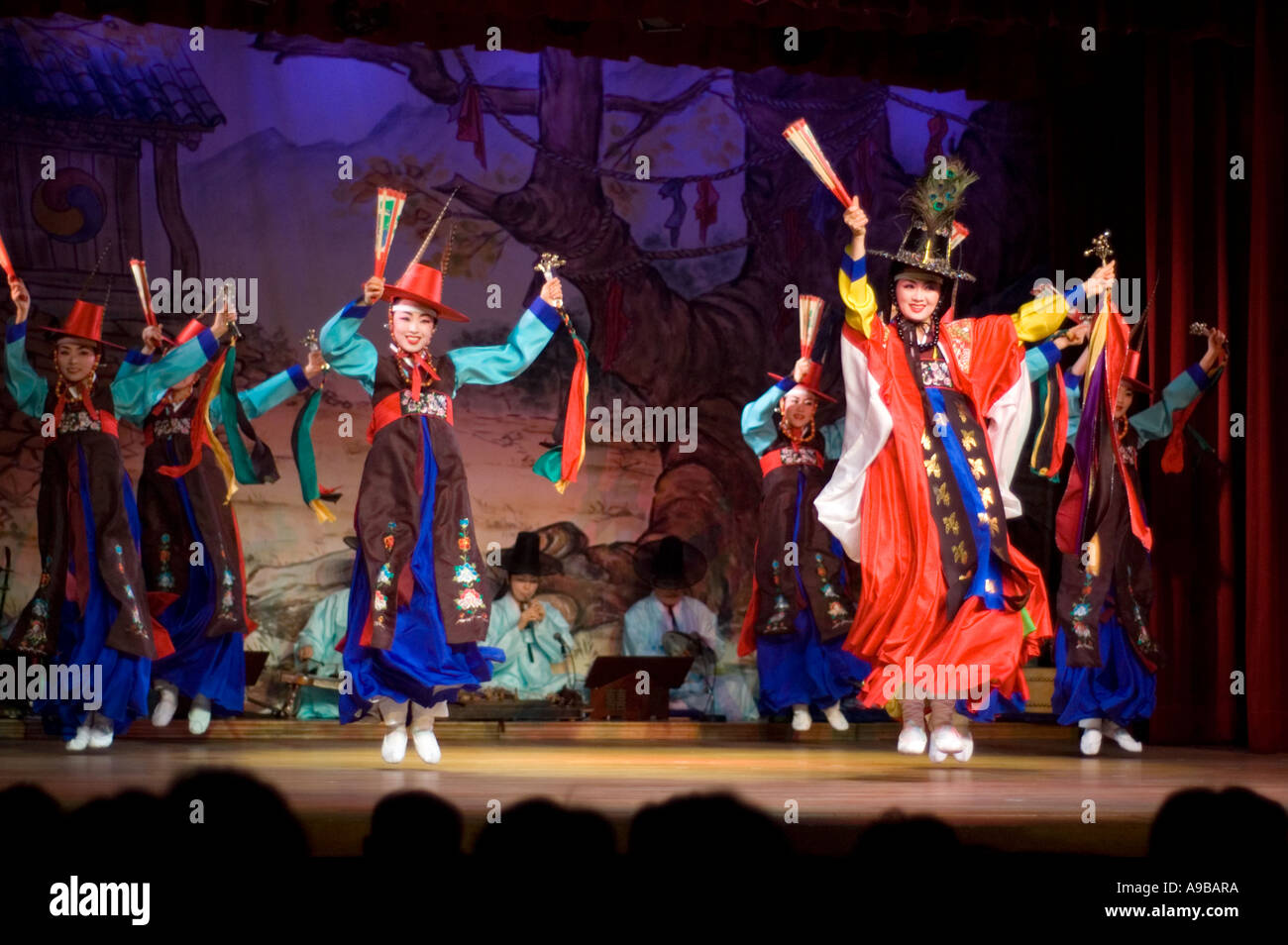 Traditional music and dance performance at the Korea House in Seoul ...
