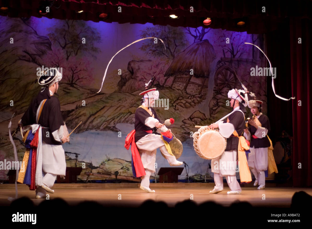 Traditional music and dance performance at the Korea House in Seoul ...