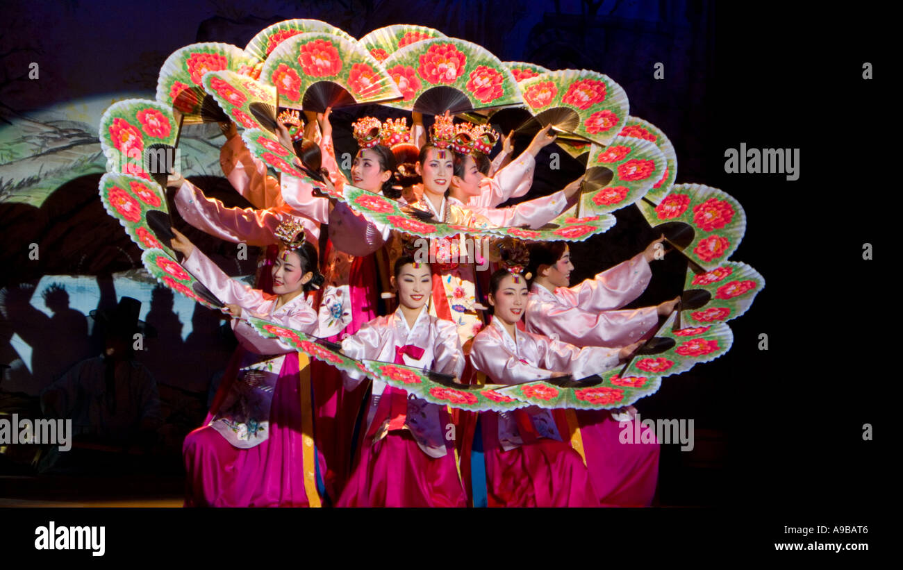 Traditional music and dance performance at the Korea House in Seoul ...