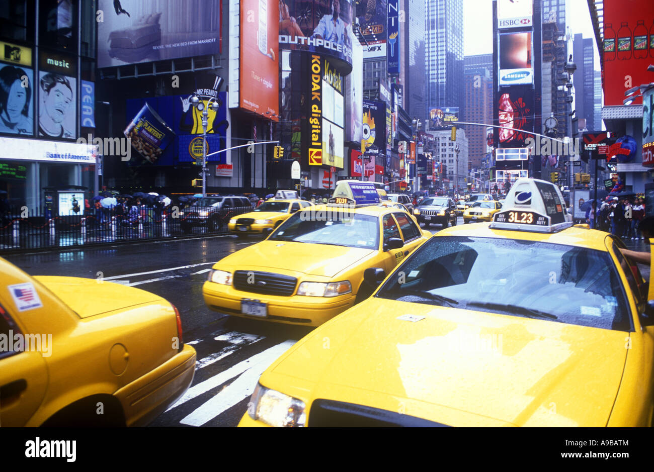 YELLOW TAXI CABS TIMES SQUARE MIDTOWN MANHATTAN NEW YORK CITY USA Stock ...