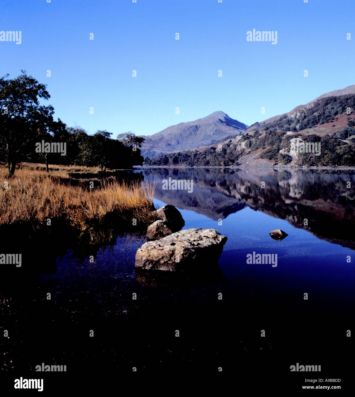 Picturesque landscape of Yr Aran seen over Llyn Gwynant, Snowdonia ...