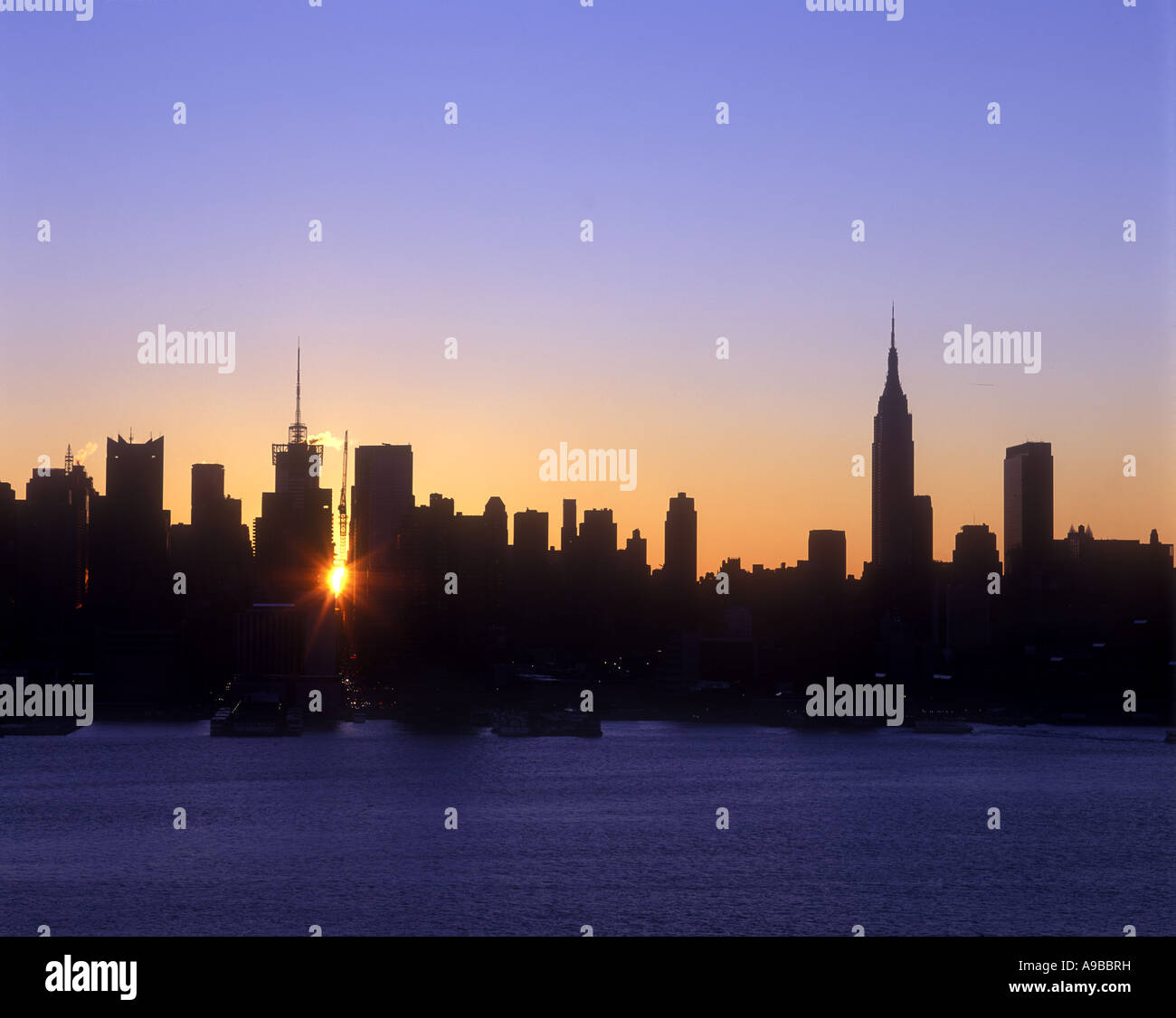 SUNLIGHT THROUGH BUILDINGS MIDTOWN SKYLINE MANHATTAN NEW YORK CITY USA ...