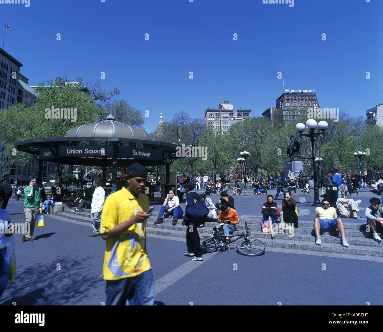 CROWDS UNION SQUARE MANHATTAN NEW YORK CITY USA Stock Photo - Alamy
