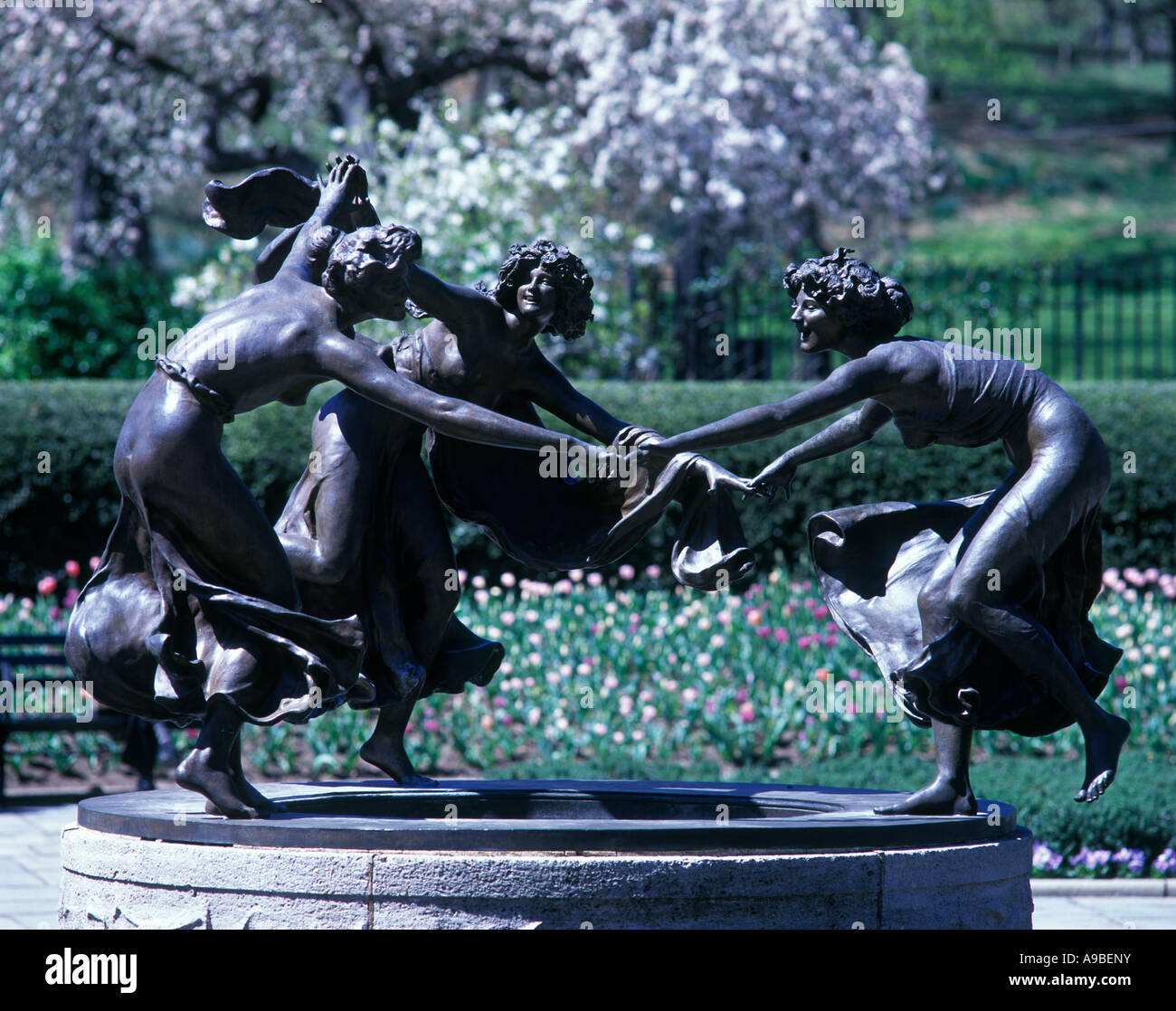 THREE DANCING MAIDENS (©WALTER SCHOTT 1947) UNTERMYER FOUNTAIN ...