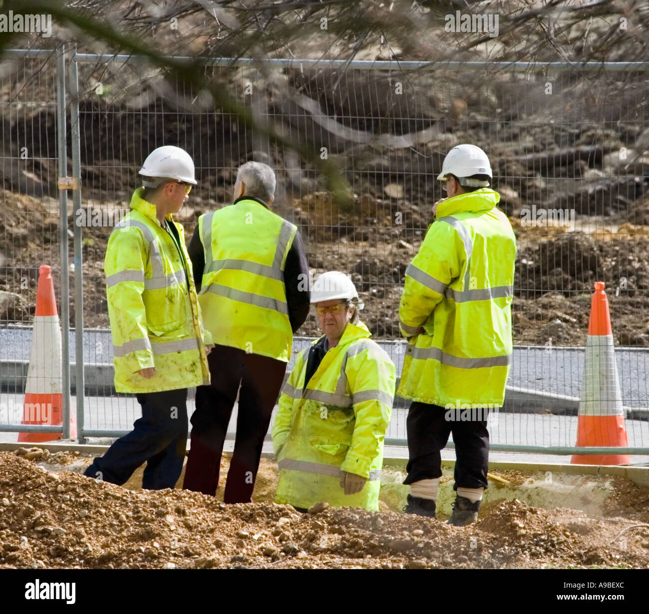 Worker in high vis and hard hat on construction site hi-res stock ...