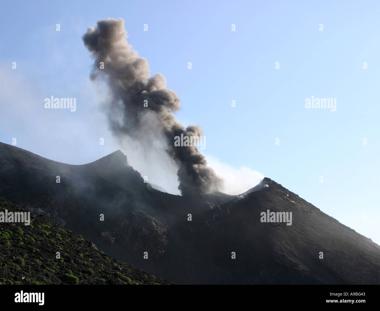 Stromboli volcano erupt hi-res stock photography and images - Alamy