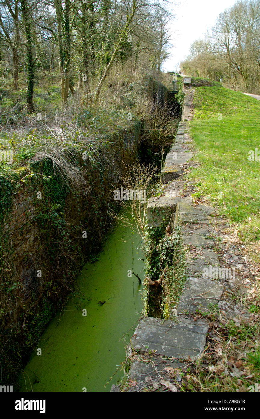 Canal abandoned locks hi-res stock photography and images - Alamy