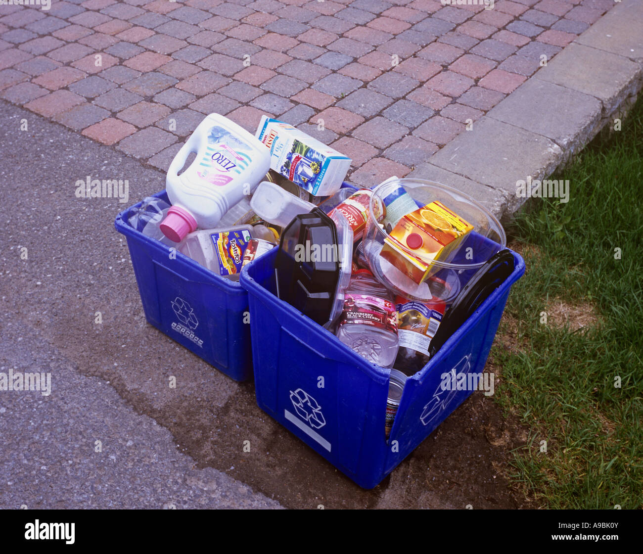 Rubbish bins canada hi-res stock photography and images - Alamy