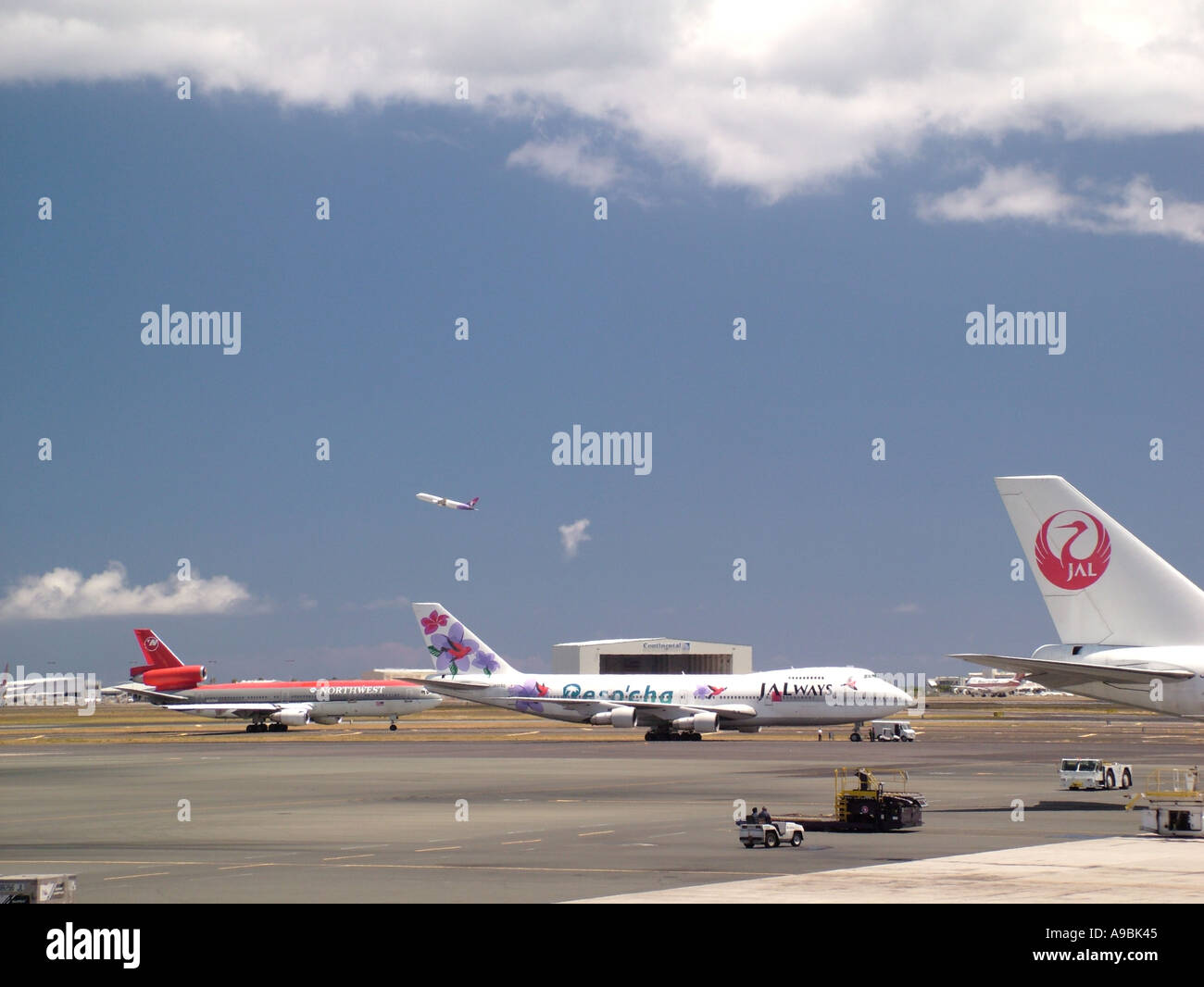 Airport runway honolulu international airport hi-res stock photography ...