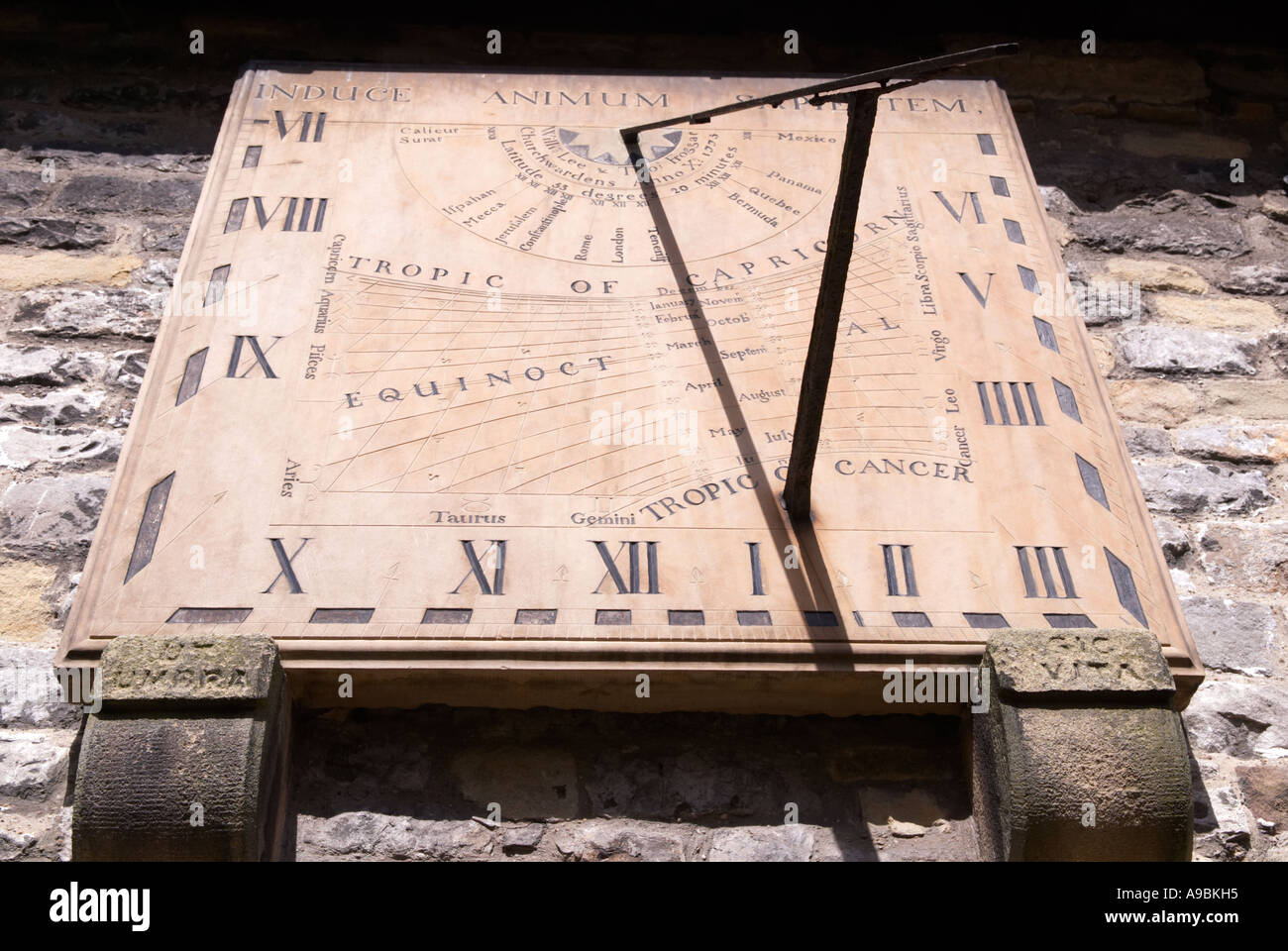 Sundial gnomon clock hi-res stock photography and images - Alamy