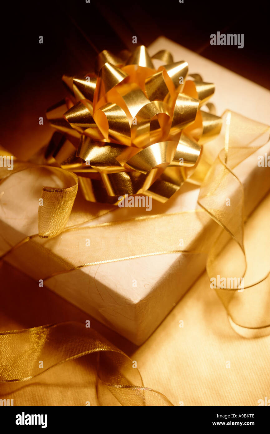 Gold wrapping paper hi-res stock photography and images - Alamy
